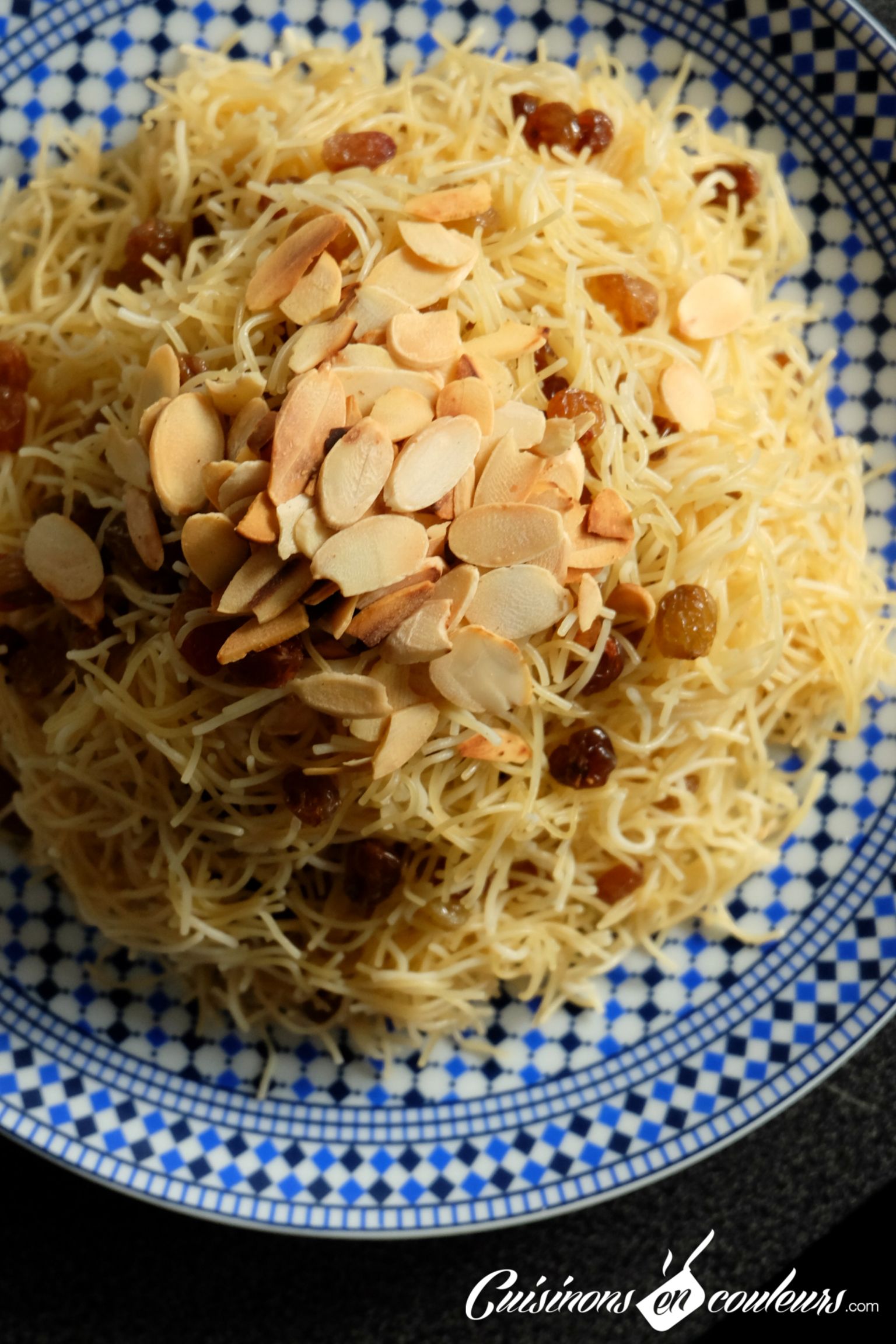 Seffa, cheveux d'anges aux raisins secs et aux amandes - Cuisinons En ...