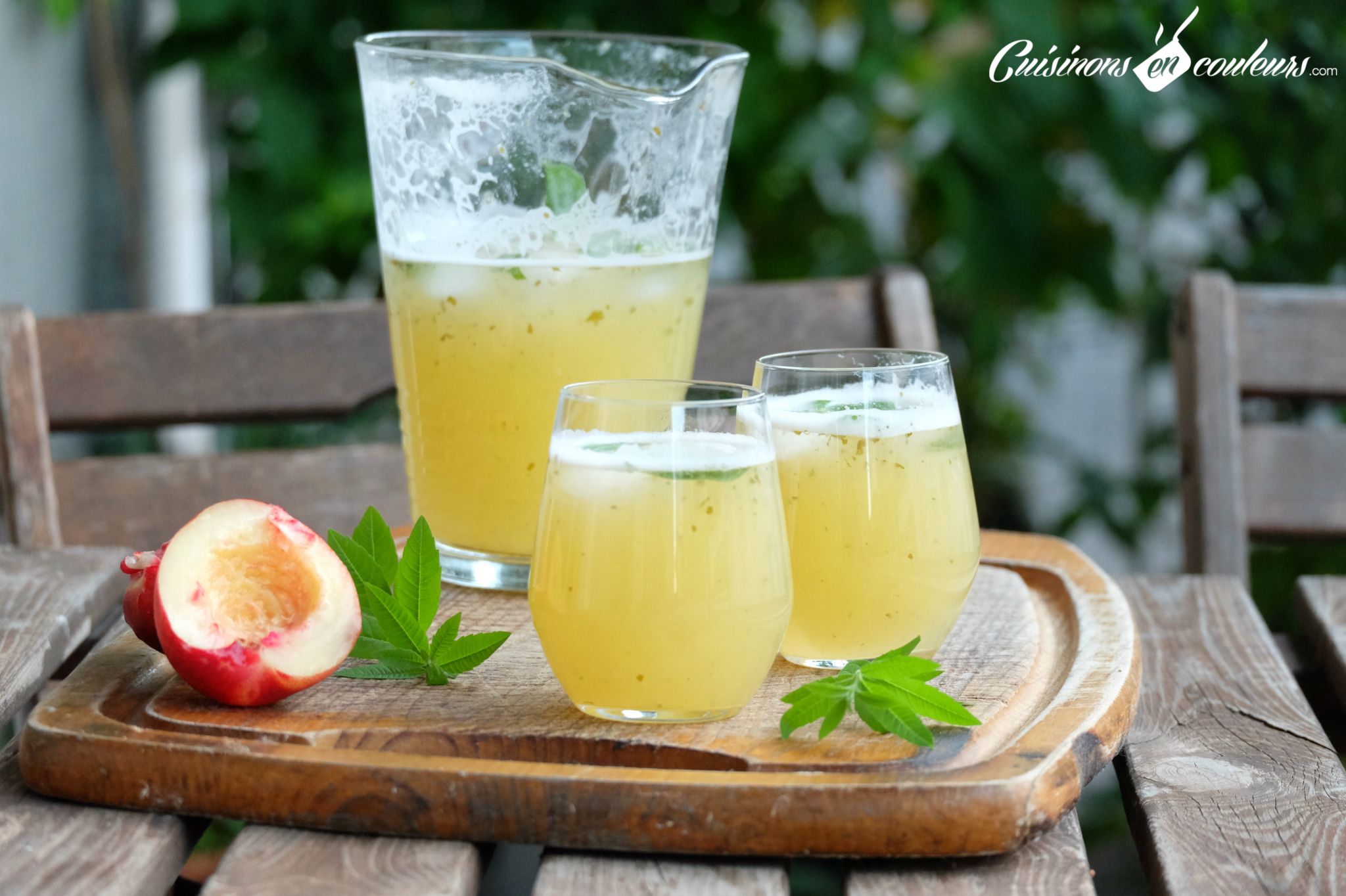 Limonade maison aux pêches et à la verveine - Cuisinons En Couleurs