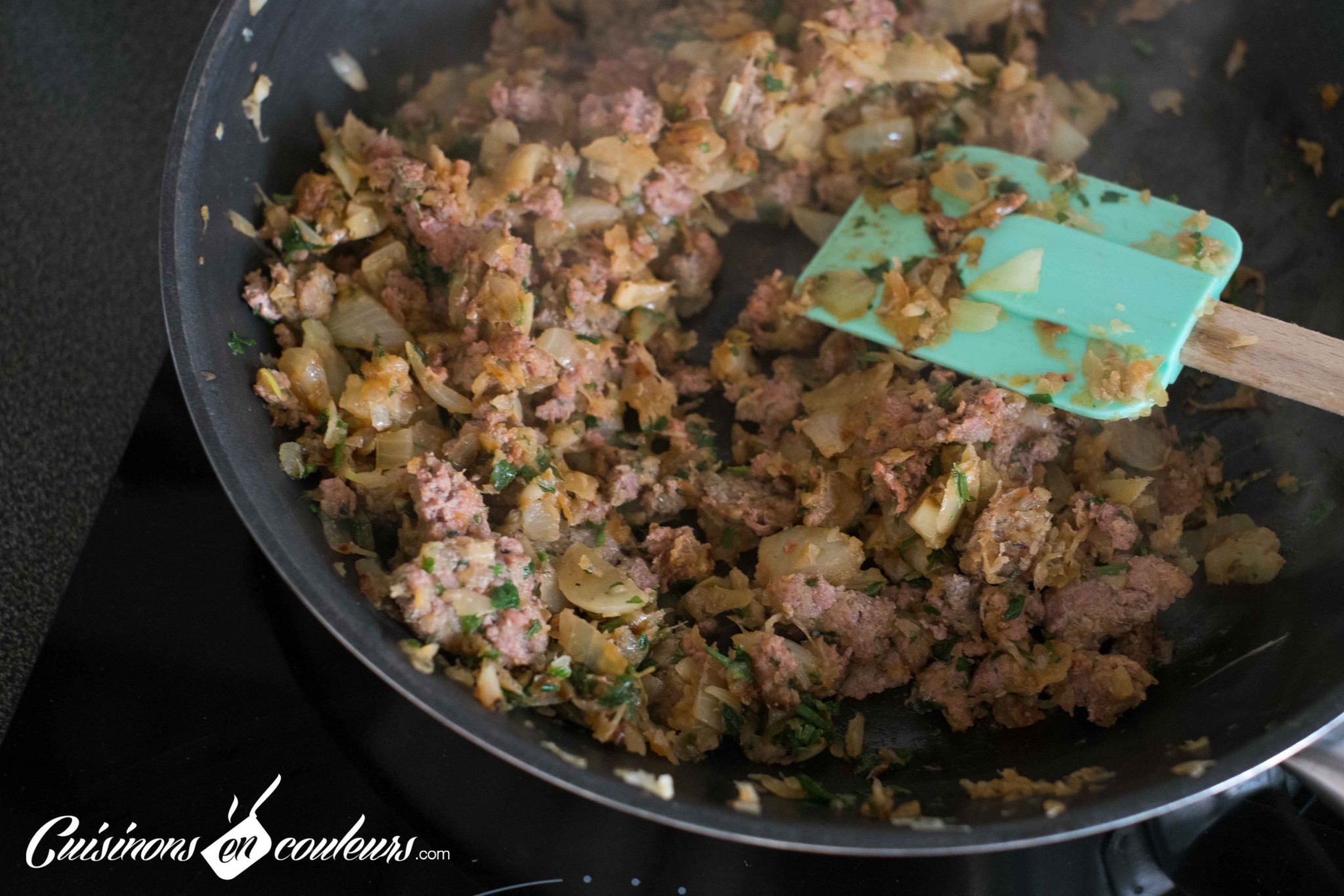 Batbouts farcis à la viande hachée, oignons et béchamel - Cuisinons En Couleurs