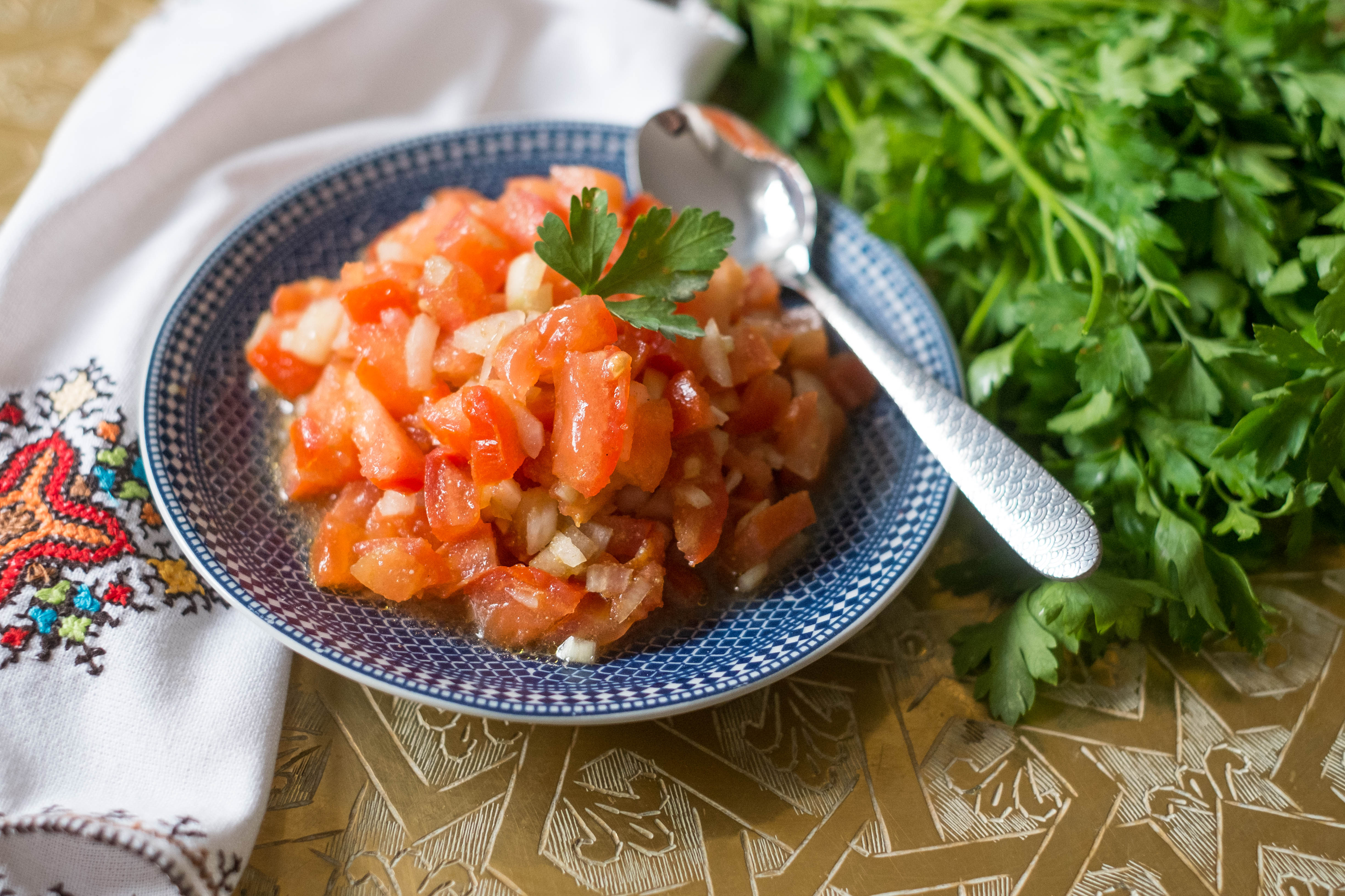 Salade marocaine aux tomates et oignon - Cuisinons En Couleurs