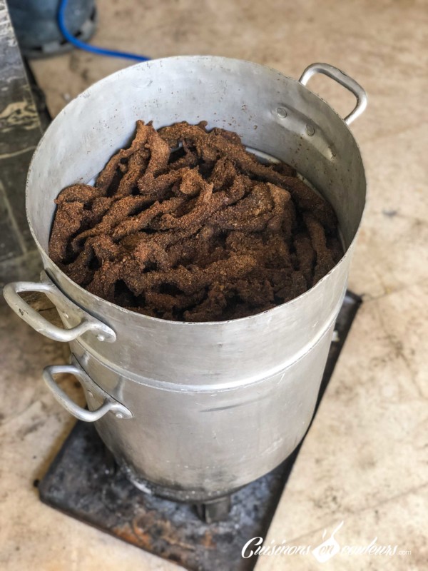 Préparation traditionnelle de l'khliî, viande séchée marocaine ...