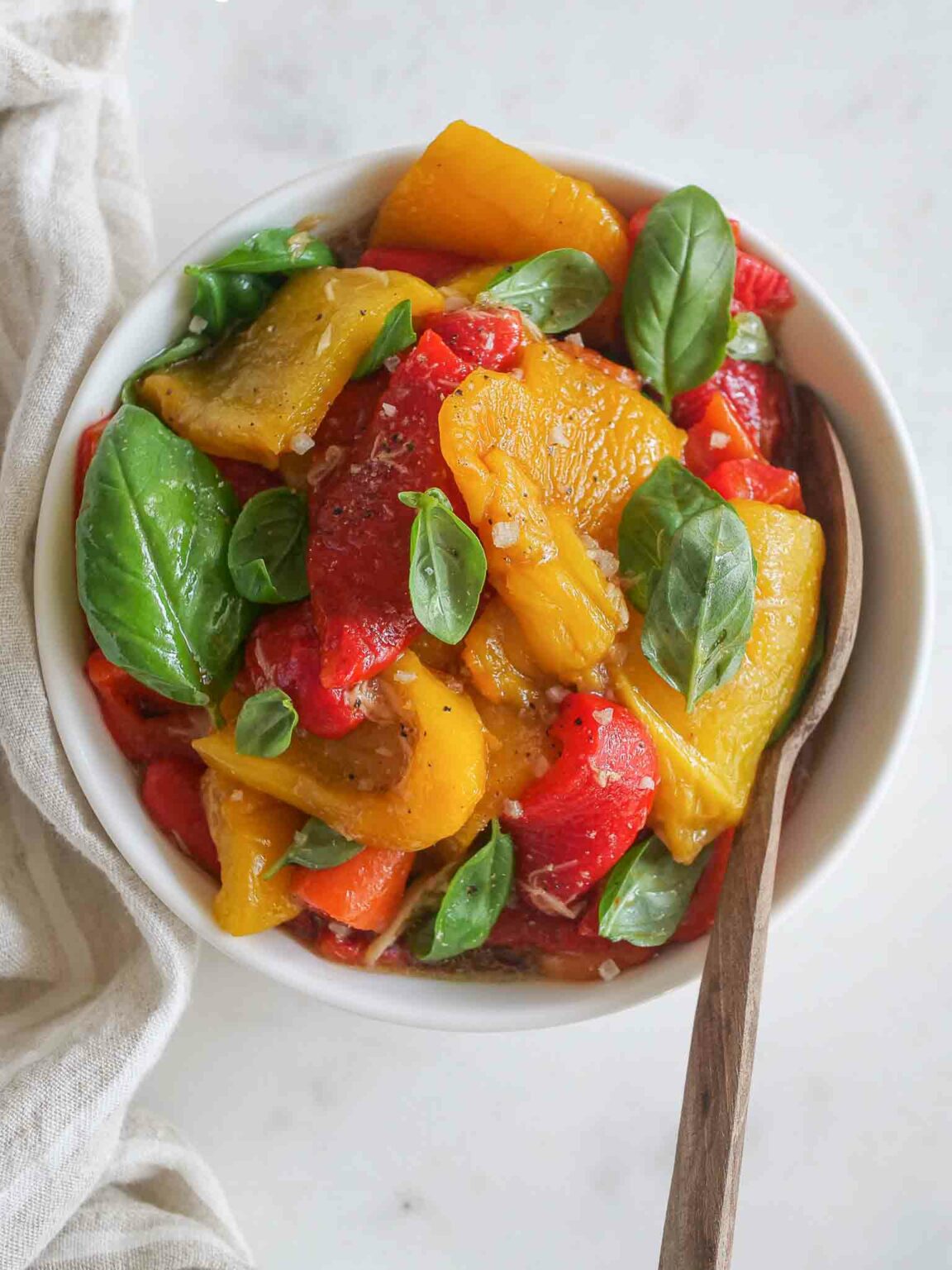 Salade de poivrons rôtis au basilic - Cuisinons En Couleurs
