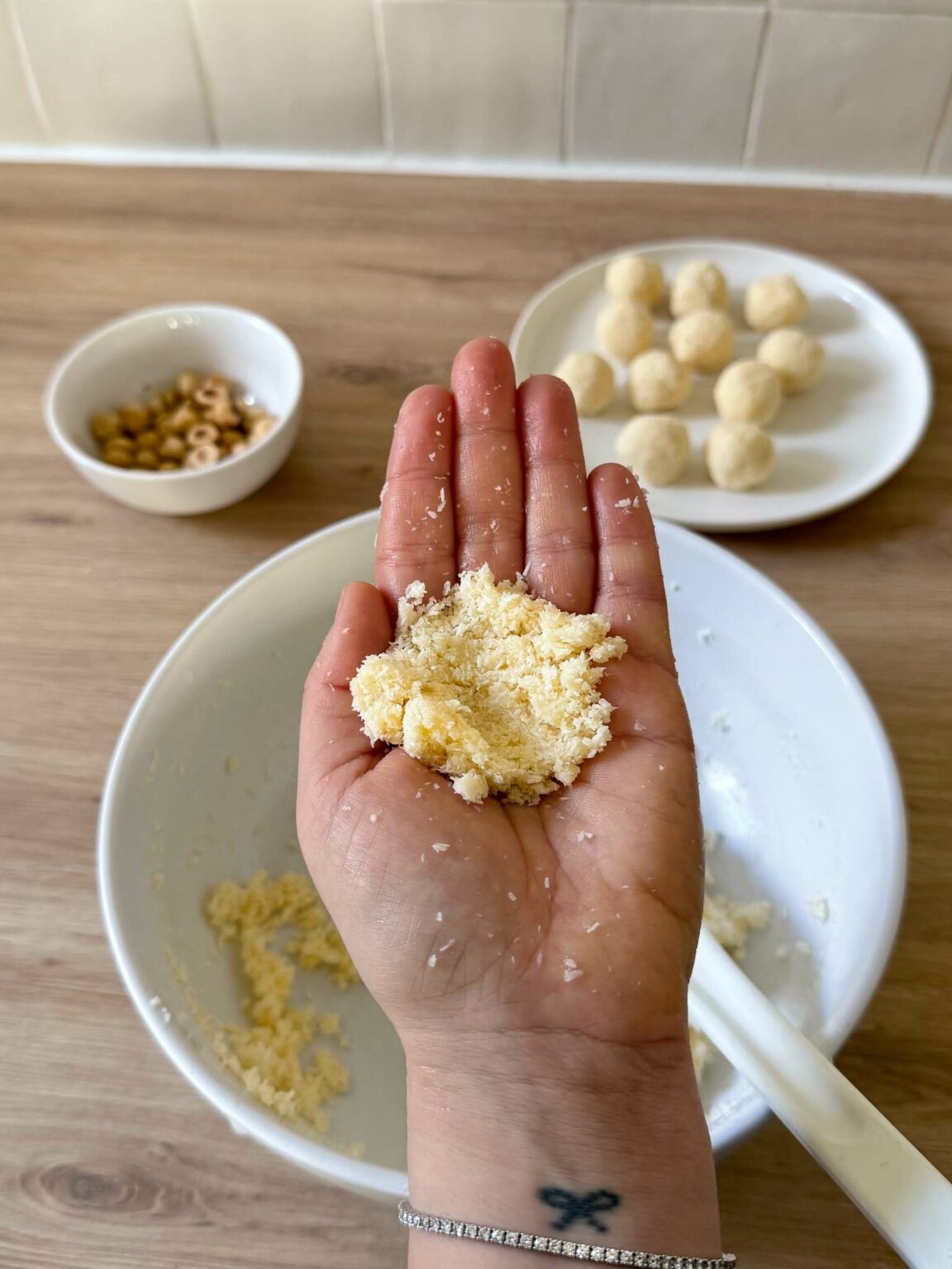 Boules à la noix de coco, noisettes et chocolat blanc - Cuisinons En ...