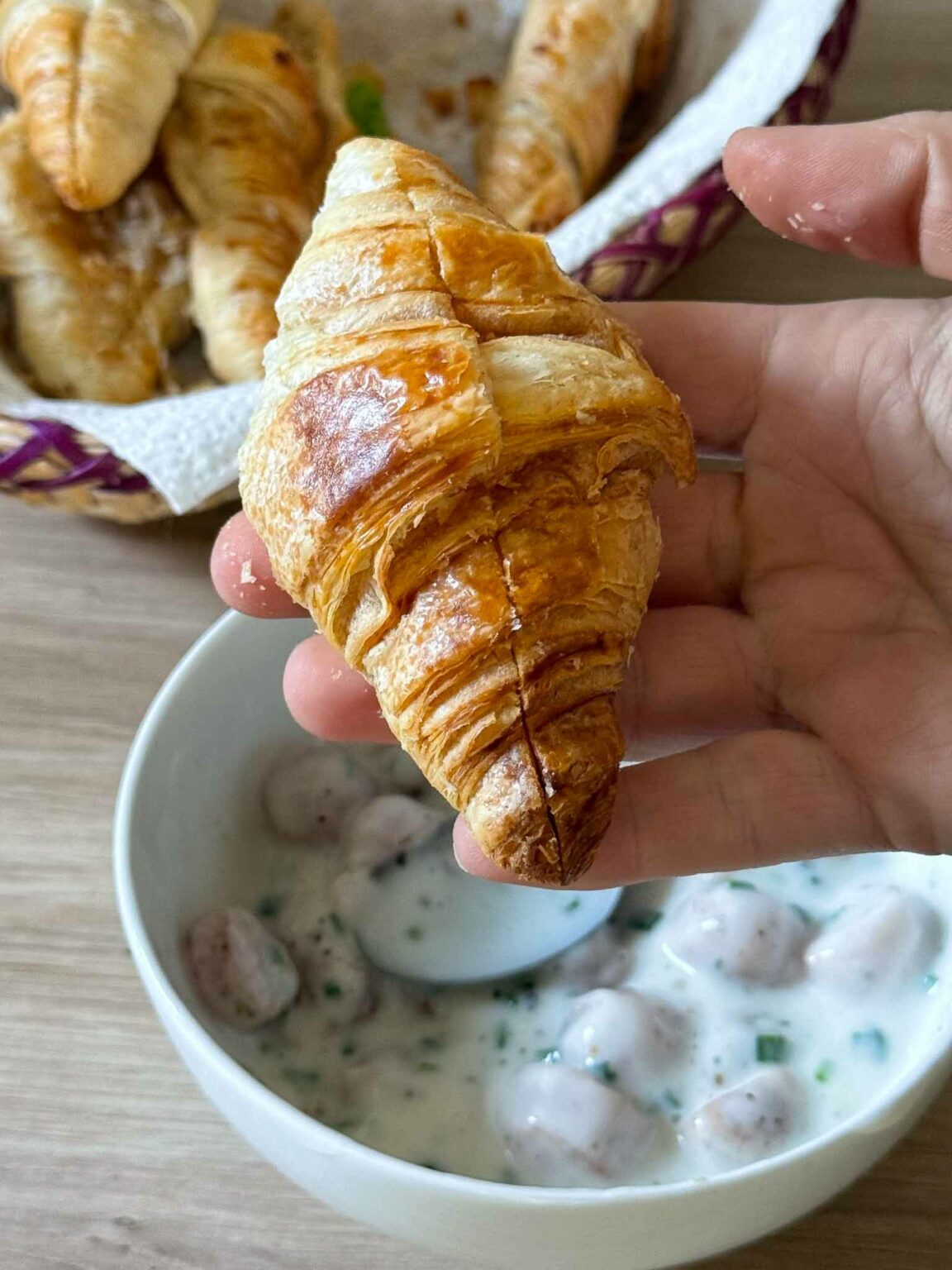 Croissants farcis à la saucisse et la béchamel - Cuisinons En Couleurs