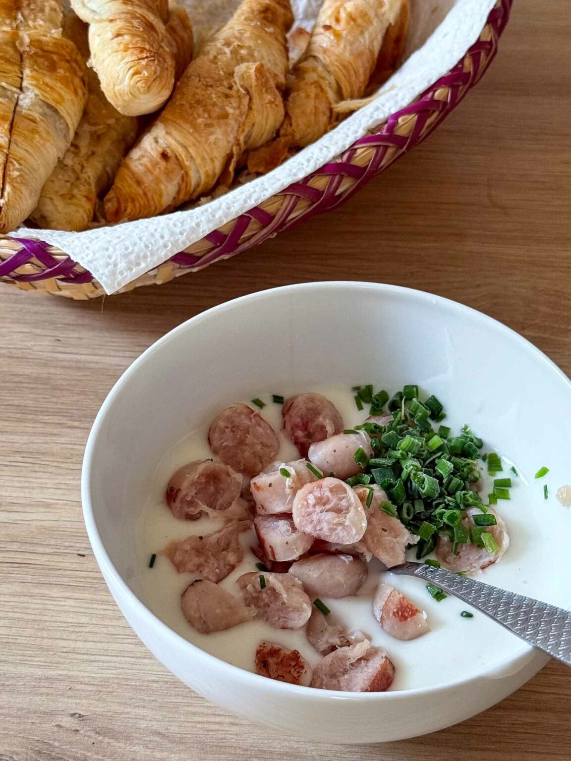 Croissants farcis à la saucisse et la béchamel - Cuisinons En Couleurs