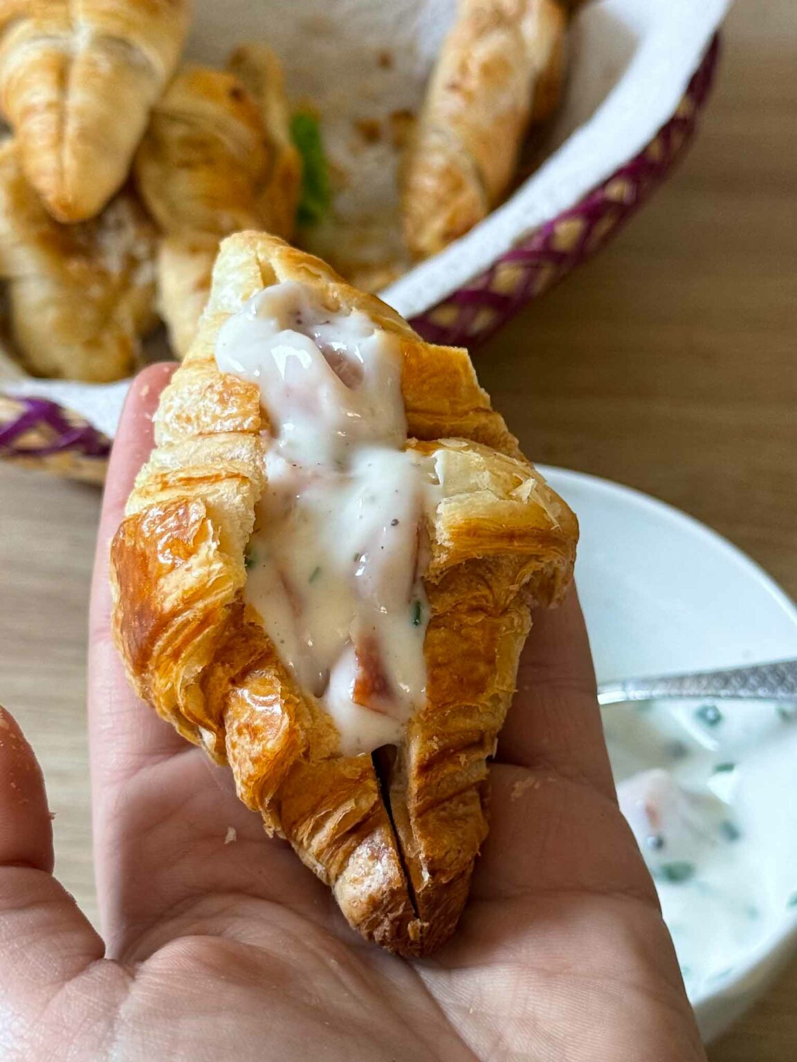 Croissants farcis à la saucisse et la béchamel - Cuisinons En Couleurs
