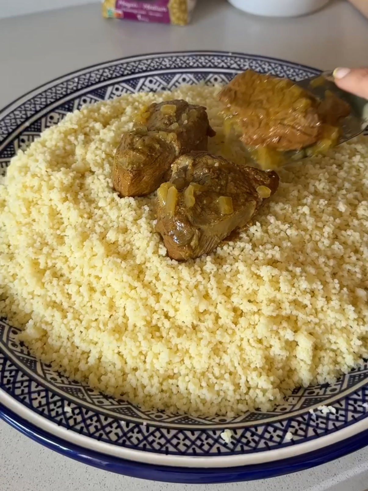 Couscous Tfaya marocain — oignons caramélisés et raisins secs