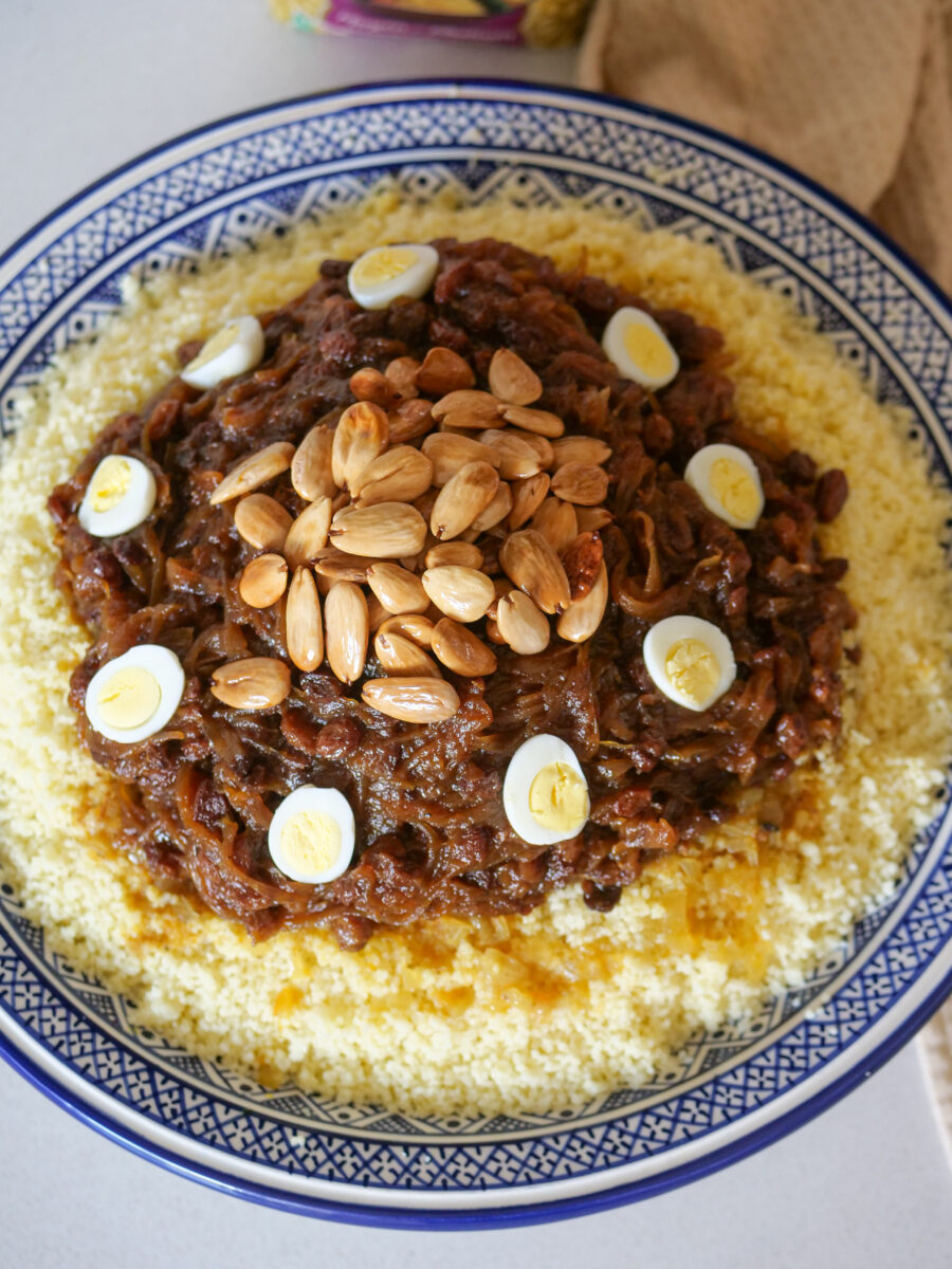 Couscous Tfaya marocain — oignons caramélisés et raisins secs